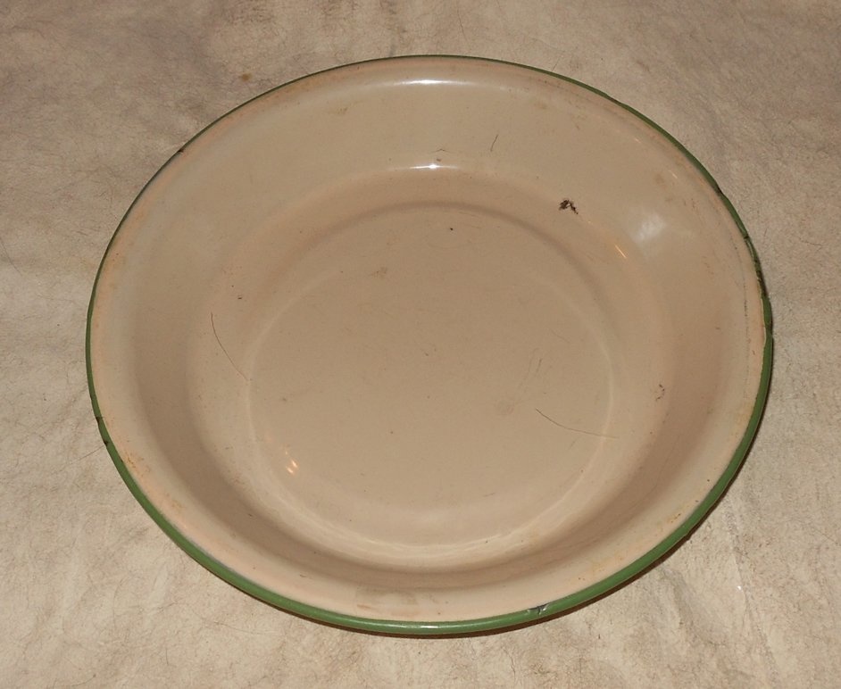 Cream Enamelware Pie Plate With Green Trim Collectors Weekly