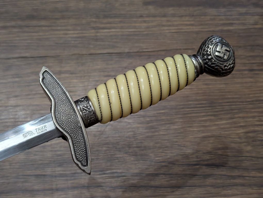 Luftwaffe Officer’s Dagger 2nd Model – Tiger Solingen | Collectors Weekly