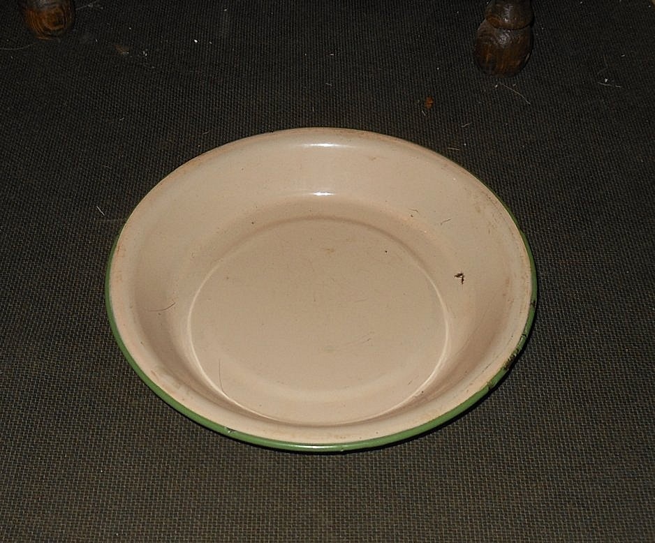 Cream Enamelware Pie Plate With Green Trim Collectors Weekly