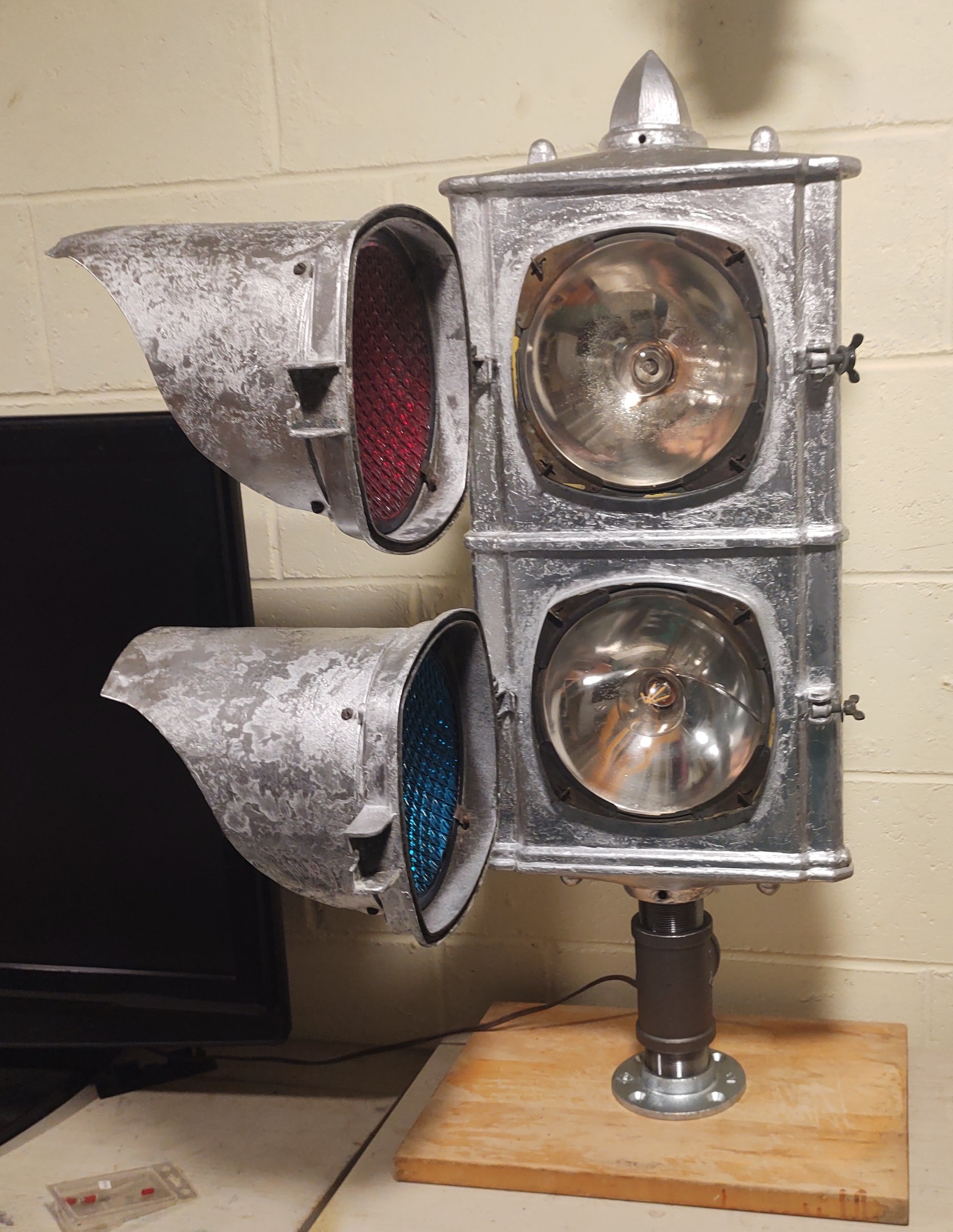 Signal Service Corp. Type BCE 21 Traffic Signal | Collectors Weekly
